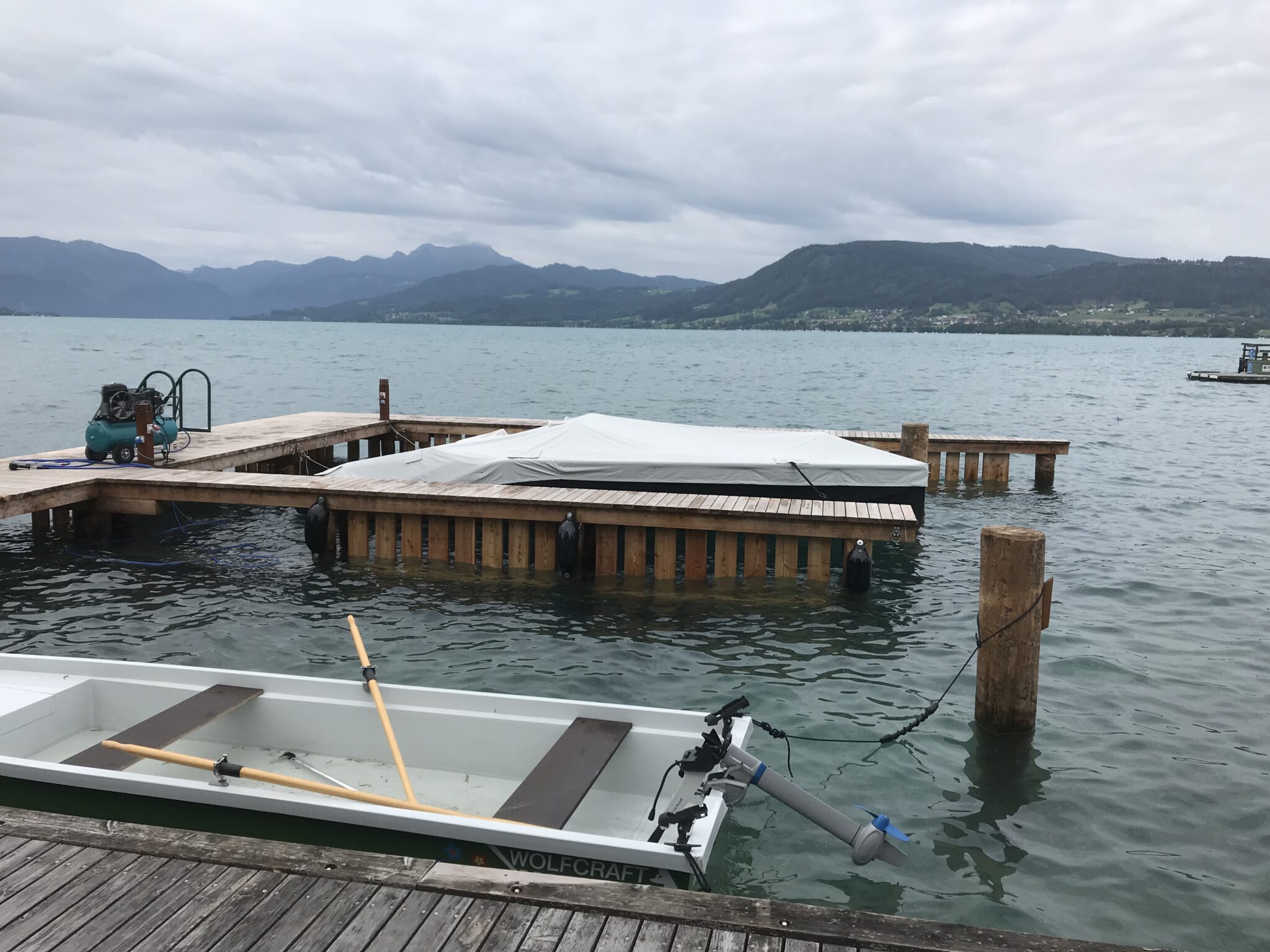 Bootsliegeplätze – Männer unter Wasser